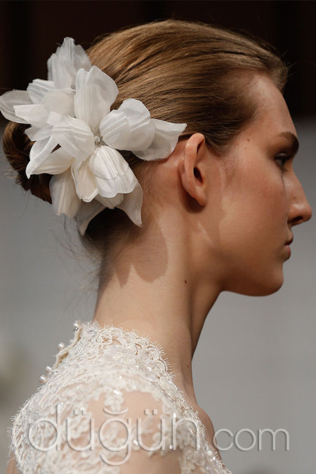 Kısa ve Uzun Saçlı Gelinler İçin Sade Topuz Modelleri